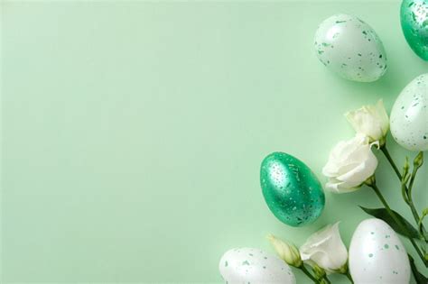 행복한 부활절 인사말 카드 템플릿입니다 부드러운 녹색 배경에 섬세한 흰색 꽃이 있는 녹색과 흰색 얼룩덜룩한 부활절 달걀 4월에 대한 스톡 사진 및 기타 이미지 Istock