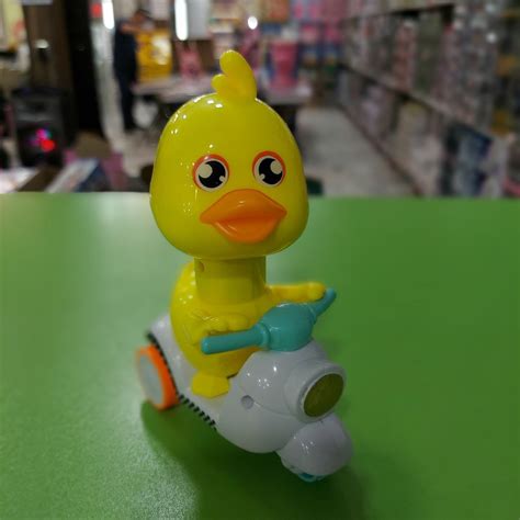 اردک فشاری و عقب کش موتور سوار فروشگاه اسباب بازی کودک درون