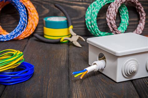 전기 설치 공정에 사용되는 전선이있는 전기 접합 회색 상자 건설 산업에 대한 스톡 사진 및 기타 이미지 건설 산업 나무 상자 노랑 Istock