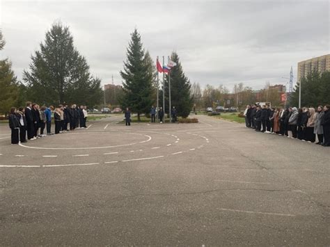 Утро понедельника 14 октября началось с торжественной церемонии поднятия флага и исполнения