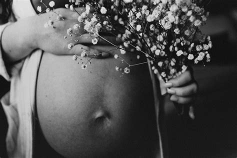 가족 감정 곧 태어날 아기 기다리는 기대하는 기쁨 꿈 단란함 돌보다 따뜻한 모성 미래의 어머니 배 부모