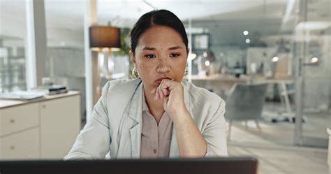 노트북 사무실 및 비즈니스 여성은 연구 또는 프로젝트 아이디어에 대한 생각 계획 및 온라인 솔루션을 제공합니다 저널리스트 컴퓨터 및 카피라이터가 질문 이유 또는 선택 또는