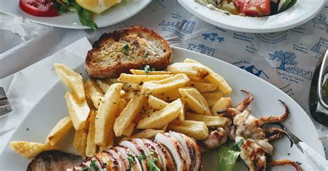 ελλαδα 감자튀김 건강한 건강한 식생활 구운 오징어 군침이 도는 그리스 그리스 요리 다채로운 식사 도금 접시 레몬 웨지 레스토랑 다이닝 레스토랑