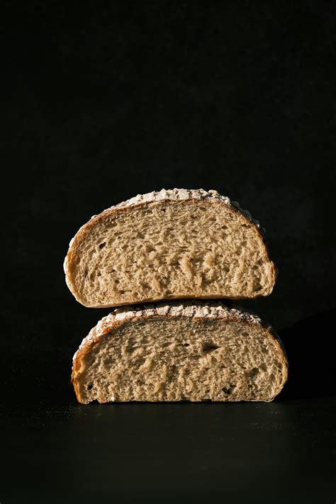 빵 두 조각이 겹겹이 쌓여 있다 사진 Unsplash의 무료 음식 이미지