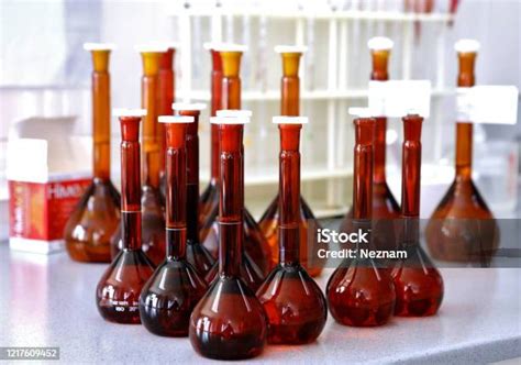 실험실에서 화학 실험을 수행 화학 시약과 컬러 플라스크 과학자의 손에 많은 유리 의료 플라스크 아름다운 색 시약 솔루션 노란색과 갈색 시험관 Stem 주제에 대한 스톡 사진