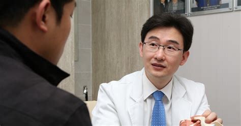 스포츠 즐기는 젊은 남성 습관성 어깨탈구 주의해야