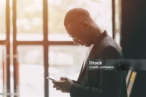 접촉하는 사람들을 위해 스마트 폰 터치 스크린을 사용하는 흑인 사업가 20 24세에 대한 스톡 사진 및 기타 이미지 20 24세 Brand Name Smart