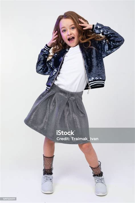 흰색 스튜디오 배경에 기쁨의 감정을 보여주는 쾌활한 매력적인 십대 소녀의 전체 길이 사진 아이에 대한 스톡 사진 및 기타 이미지 아이 예술가의 모델 은색 Istock