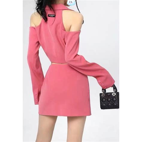 时尚小众玫红色西装套装女早秋2024新款高级感露肩短款西服两件套 阿里巴巴
