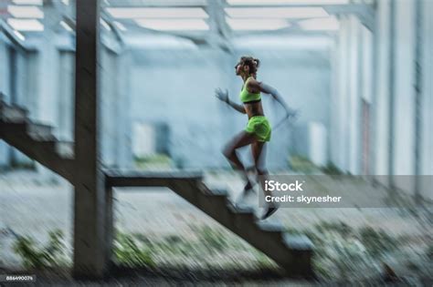 흐리게 모션에 계단을 실행 하는 운동 여자의 전체 길이입니다 건강한 생활방식에 대한 스톡 사진 및 기타 이미지 건강한 생활방식 결심 계단 Istock