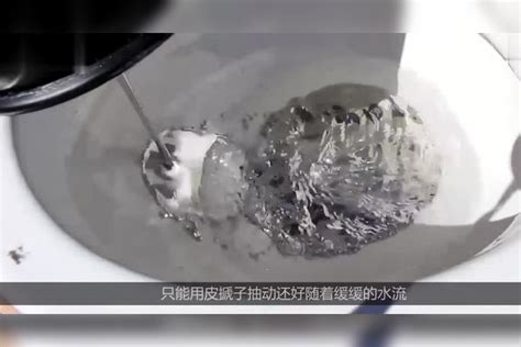 马桶水冲不下去怎么办？小伙拿18千克的水银倒进马桶，能冲下去马桶水银小伙