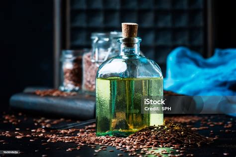Minyak Biji Rami Atau Rami Dalam Botol Kaca Dan Bijibijian Foto Stok Unduh Gambar Sekarang