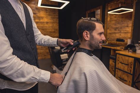 미용실 마스터는 이발소에서 전기 면도기로 고객의 머리카락을 다듬었습니다 20 24세에 대한 스톡 사진 및 기타 이미지 20 24세 2명 30 34세 Istock