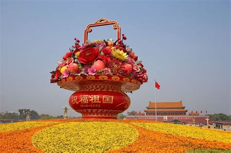 北京天安门广场开放喷泉 花团锦簇“盛装”喜迎二十大