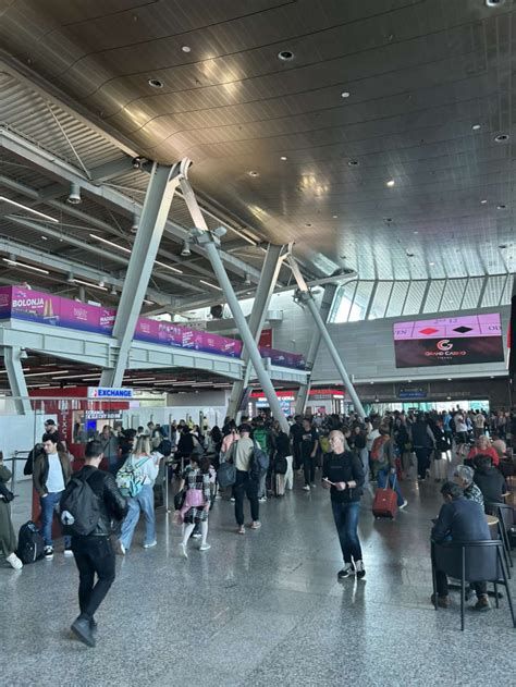 Македонските граѓани кои планираат да патуваат од аеродромот во Тирана на 15 и 16 мај треба да