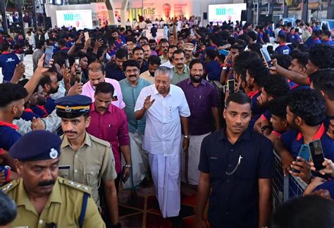 Dyfi Padam മതത്തിൻ്റെ പേരിൽ വിലക്കേർപ്പെടുത്തുന്ന ഇരുണ്ട കാലത്തേക്ക് മടക്കമില്ല മൻസിയയ്ക്ക്