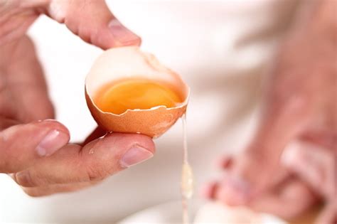 달걀 노른자를 흰색에서 분리합니다 나무 숟가락으로 마요네즈를 만들기 계란 노른자에 대한 스톡 사진 및 기타 이미지 계란 노른자 계란 분리기 금이 간 Istock