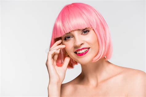 Menina Pelada Alegre Em Peruca Rosa Isolada Em Cinza Foto De Stock