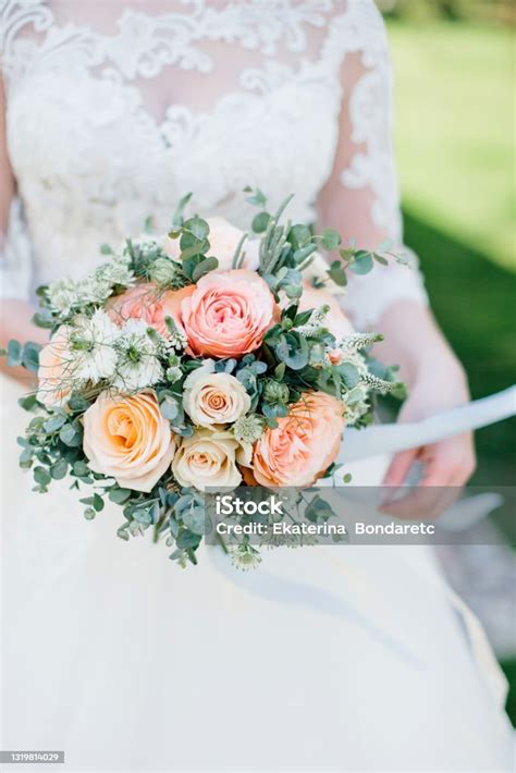 복숭아 장미와 모란의 신부의 손에 꽃다발 녹지 실크 리본으로 장식 선택적 초점 결혼식에 대한 스톡 사진 및 기타 이미지 결혼식 꽃 나무 꽃 꽃의 구조 Istock