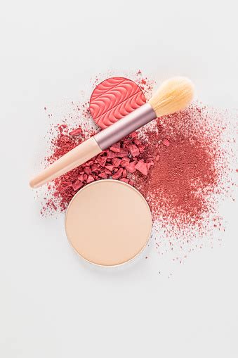 시크한 화장품 브러시는 느슨한 블러셔와 다양한 톤의 파우더의 건조한 샘플 위에 놓여 있습니다 장식적인 화장품의 짜임새 상단 수직 보기 닫기 0명에 대한 스톡 사진 및 기타