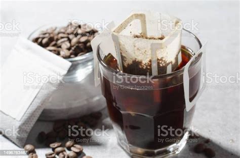 컵에 커피 백을 드립 커피 트렌드 분쇄 커피를 추출하는 빠른 방법 0명에 대한 스톡 사진 및 기타 이미지 0명 가방 갈색