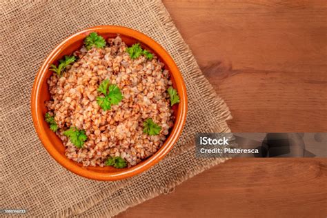 어두운 소박한 나무 배경 복사 공간에 삼 베에 위에서 총 신선한 파 슬 리 잎 함께 Garnished 있는 토 기 그릇에 메 밀 요리 0명에 대한 스톡 사진 및 기타 이미지