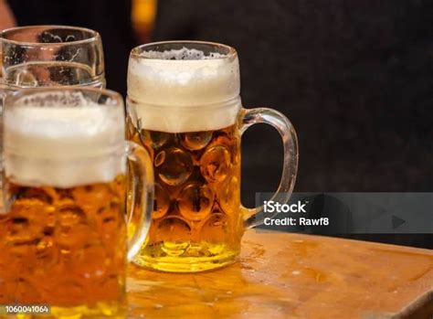 나무 테이블 근접 촬영 보기에 맥주의 잔 이나 옥 토 버 페스트 뮌헨 바바리아 3가지 개체에 대한 스톡 사진 및 기타 이미지 3가지 개체 0명 10월 Istock