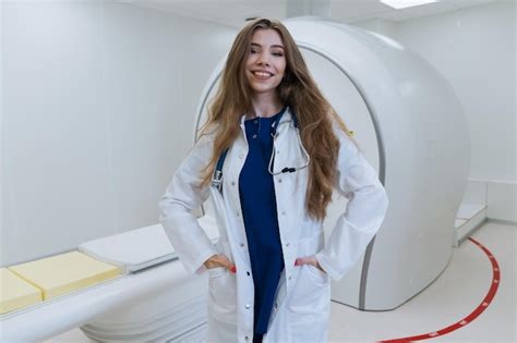 X線検査室で白衣を着た笑顔の女性医師 プロ仕様のctスキャナー プレミアム写真
