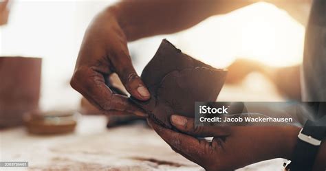 공방에서 점토를 조각하는 여성 손 그리고 스튜디오에서 기술을 디자인하고 연습합니다 창의성 예술가 재능 및 도자기 공예 개발을 위한 전문적이고 주형 및 조각 질감 30 34