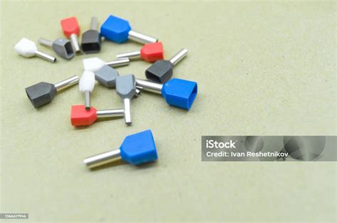 다양한 와이어 크기에 대한 컬러 크림프 단자 전기 케이블을 압착하기위한 구리 소매 깃 봉 선택적 초점 복사 공간 개인 장식품에 대한 스톡 사진 및 기타 이미지 Istock