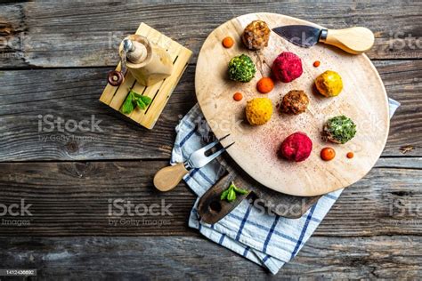 소박한 나무 테이블에 치즈의 다양한 종류 에코 제품의 개념 유기농 농장 유제품 치즈 염소 치즈 공간을 복사합니다 위쪽 보기 0명에 대한 스톡 사진 및 기타 이미지 Istock