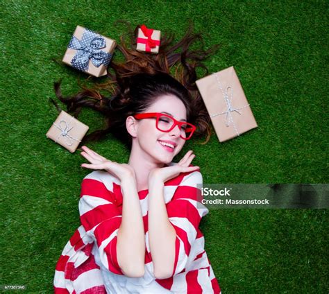 멋진 녹색 잔디 배경에 누워 선물 근처 아름 다운 젊은 여자 가냘픈에 대한 스톡 사진 및 기타 이미지 가냘픈 갈색 머리