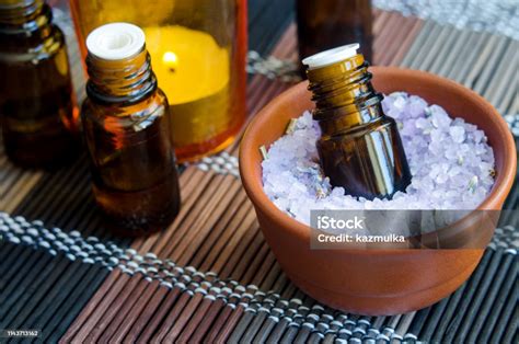 아로마 목욕 소금 그릇에 에센셜 오일의 작은 병 아로마 테라피 스파 및 한방 의학 개념입니다 복사 공간 에센셜 오일에 대한 스톡
