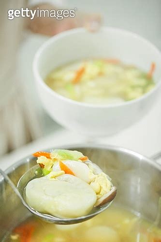 요리 음식상태 요리하기 음식준비 쿠킹클래스 가정학수업 떡만두국 떡만두국 만두국 만두국 끓이기 상태 끓이기 이미지 Jv11975470