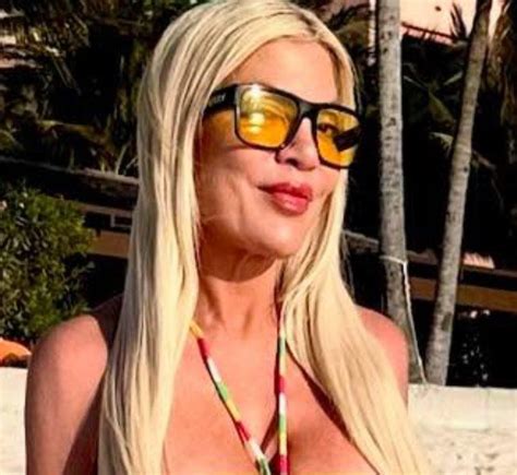 Faves Usa 👙 Tori Spelling Shows Off Bikini Figure Does Facebook