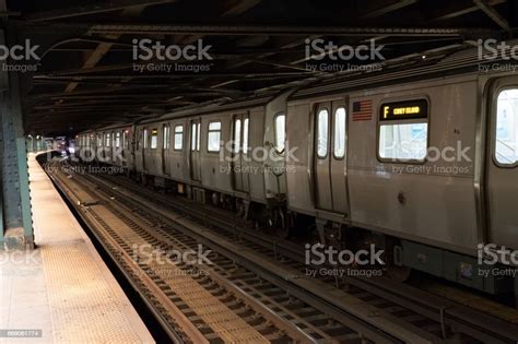 뉴욕시 지하철 역을 통해가 F는 코니 아일랜드에 기차 뉴욕 지 하 역의 플랫폼에 서 서 늦은 밤 뉴욕 대 중 교통입니다 기차에 대한 스톡 사진 및 기타 이미지 Istock