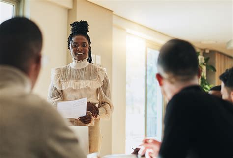 회의실에서 동료들에게 프리젠 테이션을하는 젊은 사업가의 샷 20 24세에 대한 스톡 사진 및 기타 이미지 20 24세 20 29세 25 29세 Istock