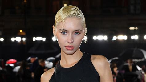 Jude Laws Daughter Iris Laws Low Rise Red Carpet Look Literally