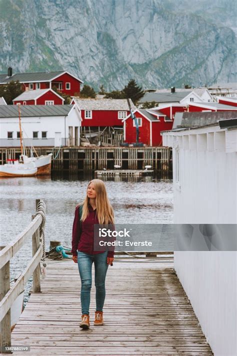 노르웨이의 관광 Lofoten 섬 마을을 걷는 관광 여성 여행 라이프 스타일 야외 여름 휴가 여행 스칸디나비아 문화 건강한 생활방식에 대한 스톡 사진 및 기타 이미지
