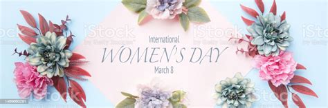 해피 여성의 날 파스텔 블루와 핑크 컬러 배너 아름 다운 실크 꽃과 플랫 레이 꽃 인사말 카드 0명에 대한 스톡 사진 및 기타 이미지 Istock