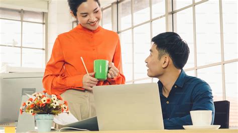 두 명의 사업가가 사무실 회의실에서 프로젝트 전략에 대해 이야기합니다 사업가는 재무 데이터 보고서에 대한 대화와 조언을 하면서 현대 직장에서 동료와 프로젝트 계획에 대해