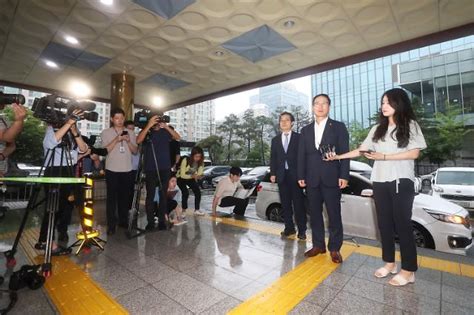 포토 패스트트랙 충돌 사태 관련 경찰 출석한 홍영표 전 원내대표 아주경제