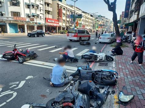 影／停等紅燈卻遇死劫！高雄白色轎車路口衝撞機車釀1死7傷 趣聞網搜 發燒車訊