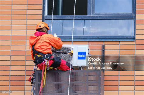 2020년 6월 18일 러시아 모스크바 보험이 있는 근로자가 아파트 건물 창문 아래에 에어컨을 설치합니다 건물 정면에 대한 스톡 사진 및 기타 이미지 Istock