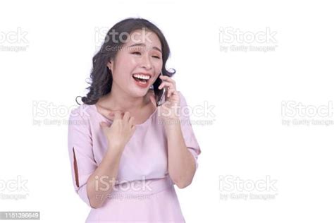아시아 아름 답 고 매력적인 젊은 여자 스마트 폰을 사용 하 여 흰색 배경에 고립 귀여운에 대한 스톡 사진 및 기타 이미지 귀여운 놀라움 동남아시아 민족 Istock