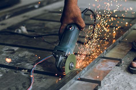 손 절단기로 금속 프레임을 절단하는 작업자 스파크가있는 디스크 커터 강철에 대한 스톡 사진 및 기타 이미지 강철 금속 날 Istock