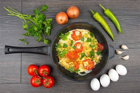 프라이팬에서 프라이팬과 칭찬하기 위해 요리하기 전에 생 야채 건강한 식생활에 대한 스톡 사진 및 기타 이미지 건강한 식생활