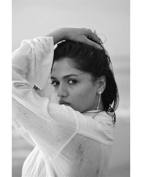 நடிகை சுனைனா கடற்கரையில் அழகிய போட்டோஷூட்