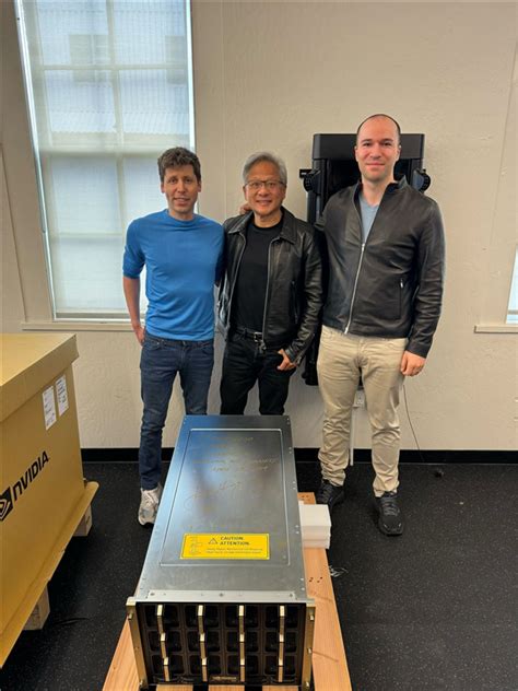 全球首块英伟达h200 Ai超级芯片交付：黄仁勋给openai“送货上门”非常在线