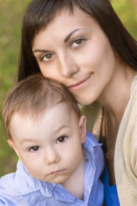 Madre Y Un Hijo Foto De Archivo Imagen De Adulto Padre 33758074
